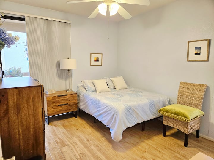 Bright & Beautiful Central Tempe Condo - Tempe, AZ