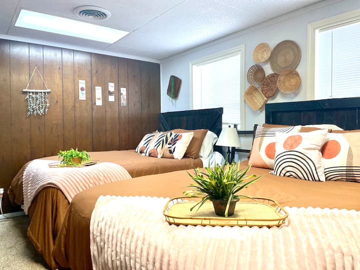 Rustic Boho Cottage/2 Queen /Private 3/4bath - Stillwater, OK