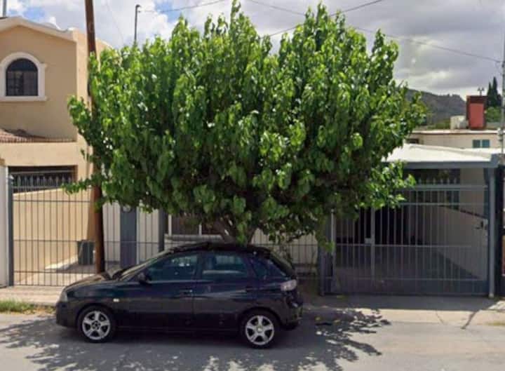 Casa Cómoda Y Segura Con Cochera Techada Y Patio - Chihuahua