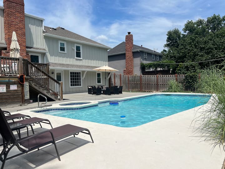 Kid-friendly 4 Bedroom Home W/ Heated Private Pool - Kansas City
