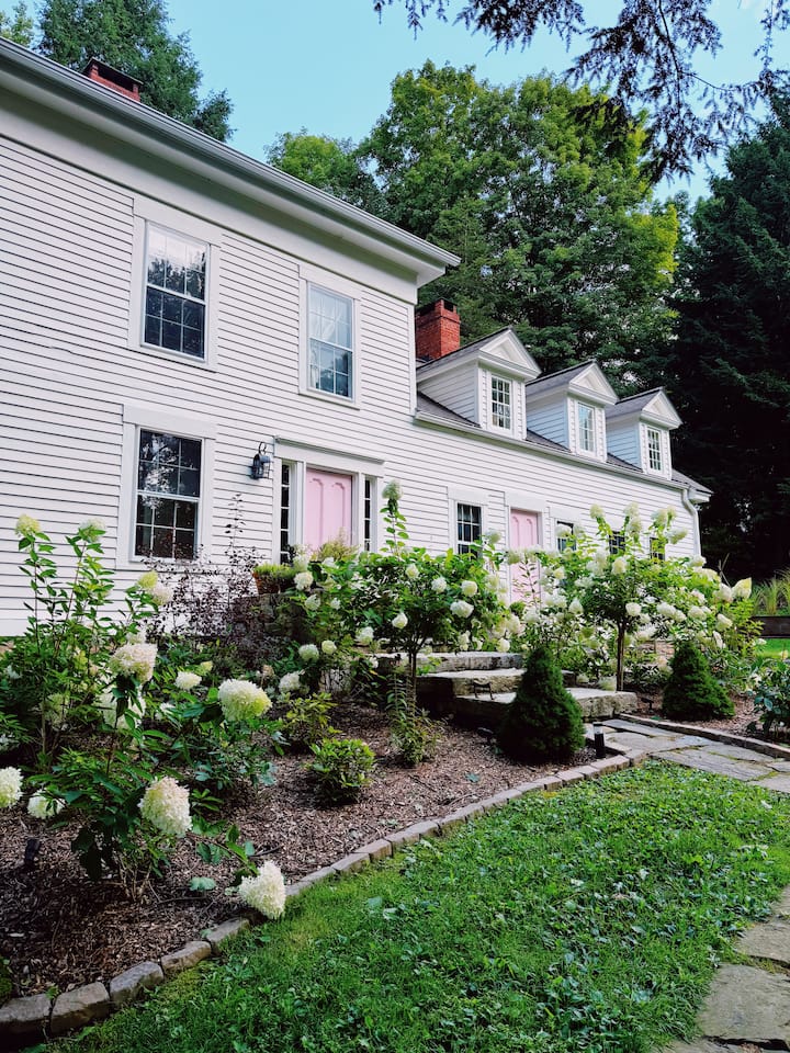 “The Perfect Retreat”—1780’s Farmhouse & Pool - Lake Waramaug, CT