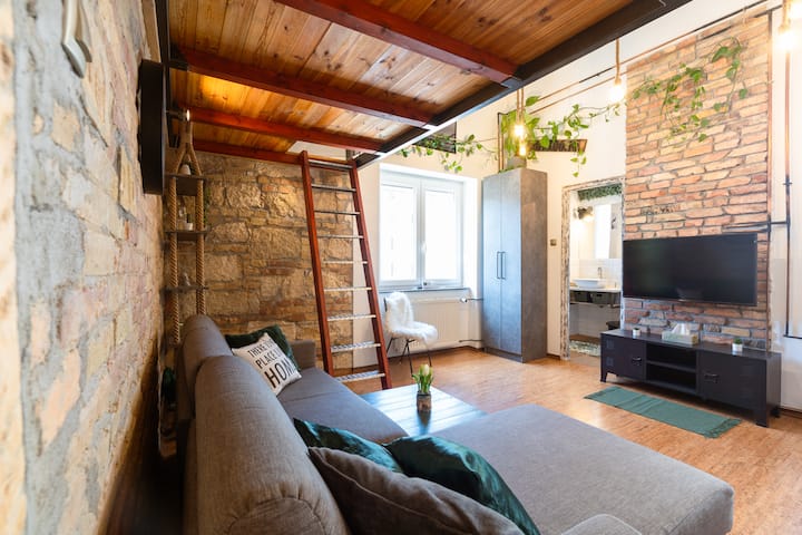 Cozy Modern Loft · Peaceful Stay Near City Center - Budapest