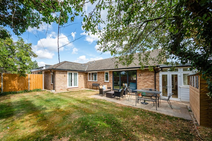 Stylish Bungalow, 3 Parking Spaces, Over 1200 Sqft - Hampton