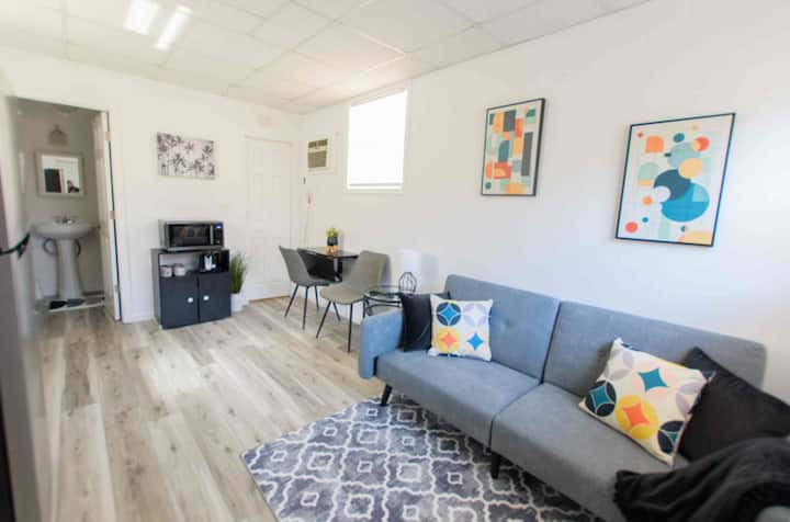 Studio #11: Parking, Laundry, Wi-fi, Full Kitchen - St. Petersburg, FL