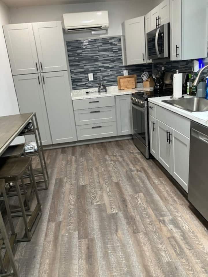 Renovated Apt W/full Kitchen & Off Street Parking - Glendale, AZ