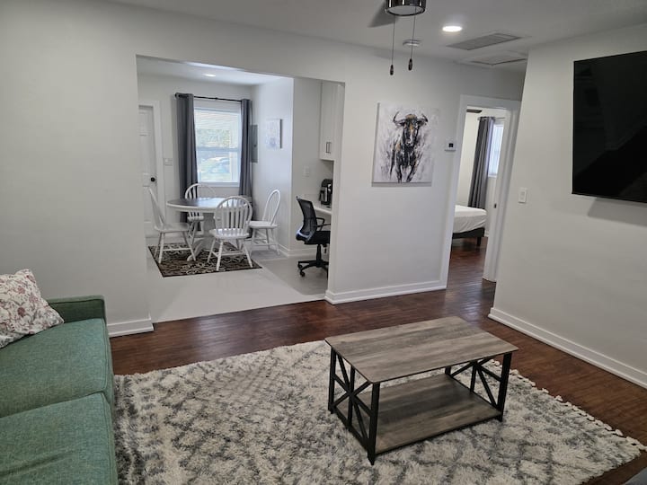 1br/1ba, King Bed, Desk, 75"tv, Kitchen, Hydrojet - West Palm Beach, FL