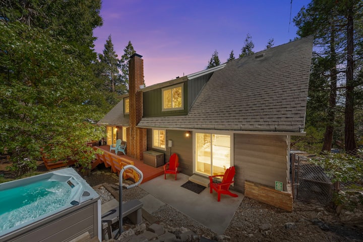 Spacious Mountain Retreat W/fenced Yard & Hot Tub! - Lake Arrowhead, CA