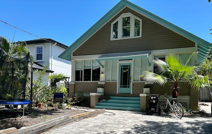 Vintage Home S Tampa, 4br3ba, Pool, Outdoor Shower - Tampa, FL