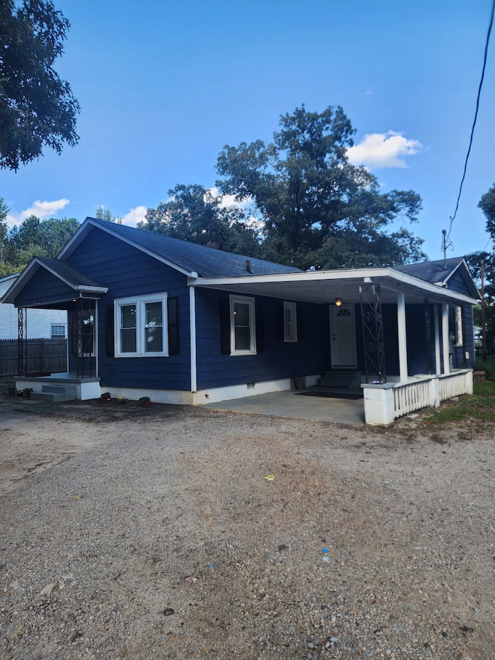The Blue Bungalow. Your Home Away From Home. - Henderson, NC