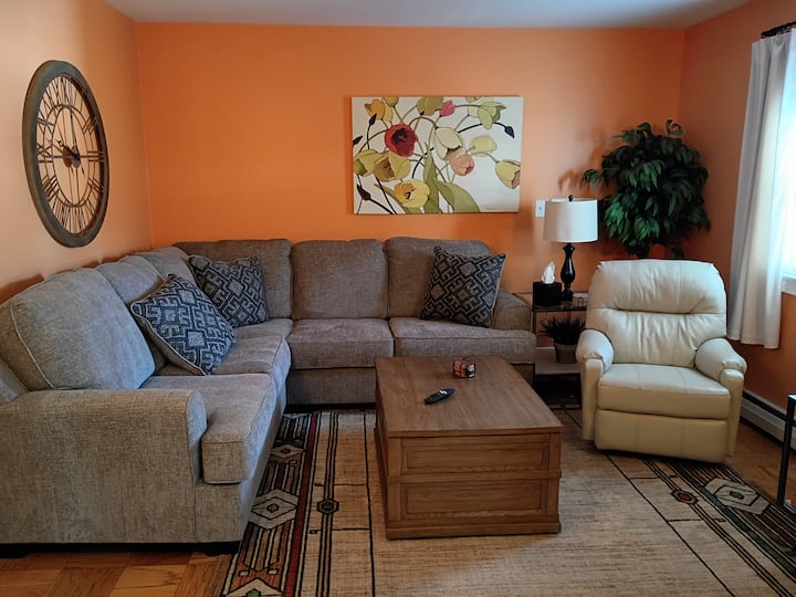 Townhouse 2br Spacious Quiet & Colorful! 1.5 Baths - Bangor, ME