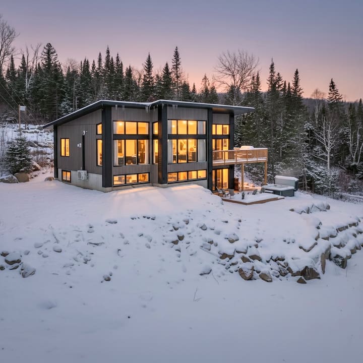 Majestic Chalet Retreat! Nice View, Spa & Kayak - Laurentides