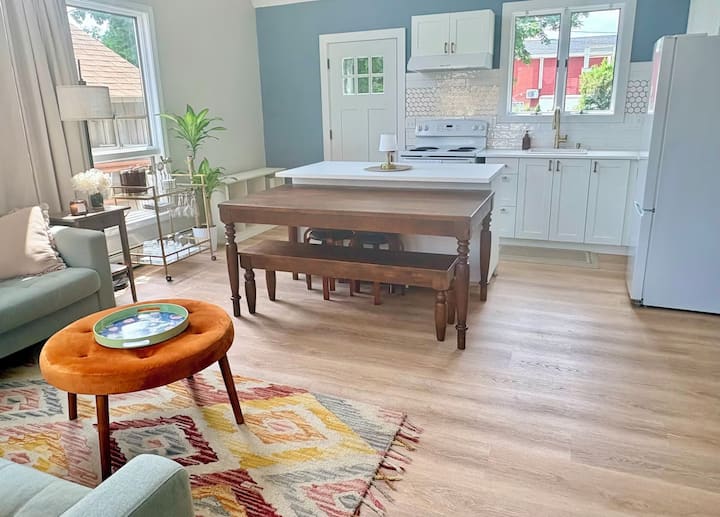Cozy Coastal Cottage · Water Views · Dogs Welcome - Fall River, MA