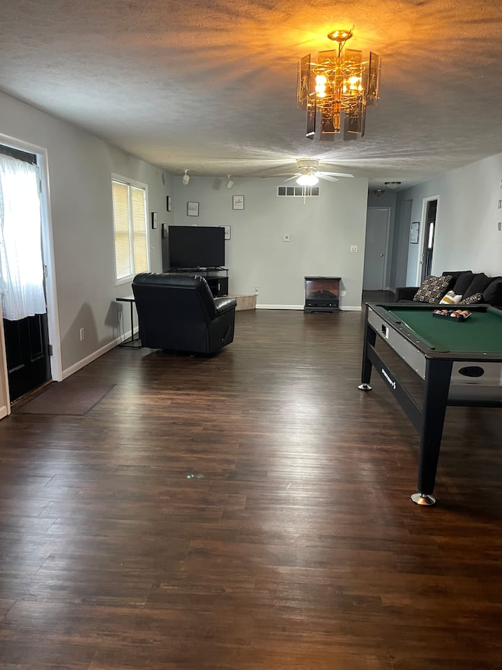 Spacious Unit Bedroom W/ Private Bath (Room #2) - Illinois