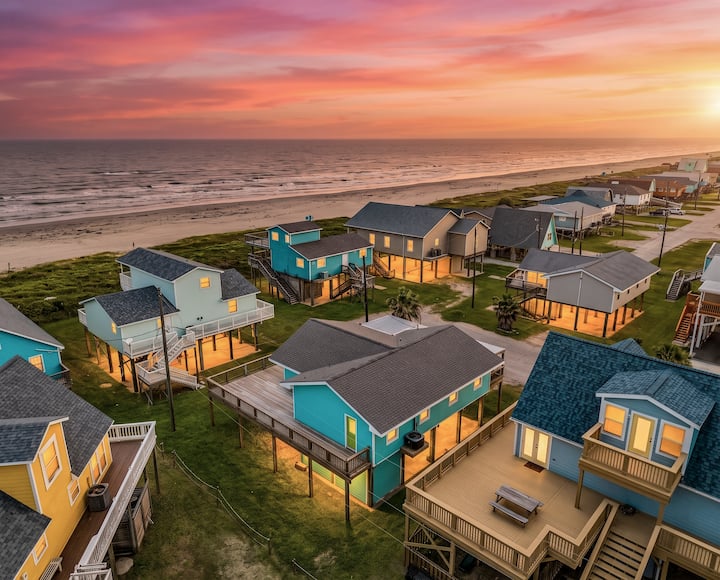 Second Row Beach House, Steps To The Beach - Surfside Beach, TX