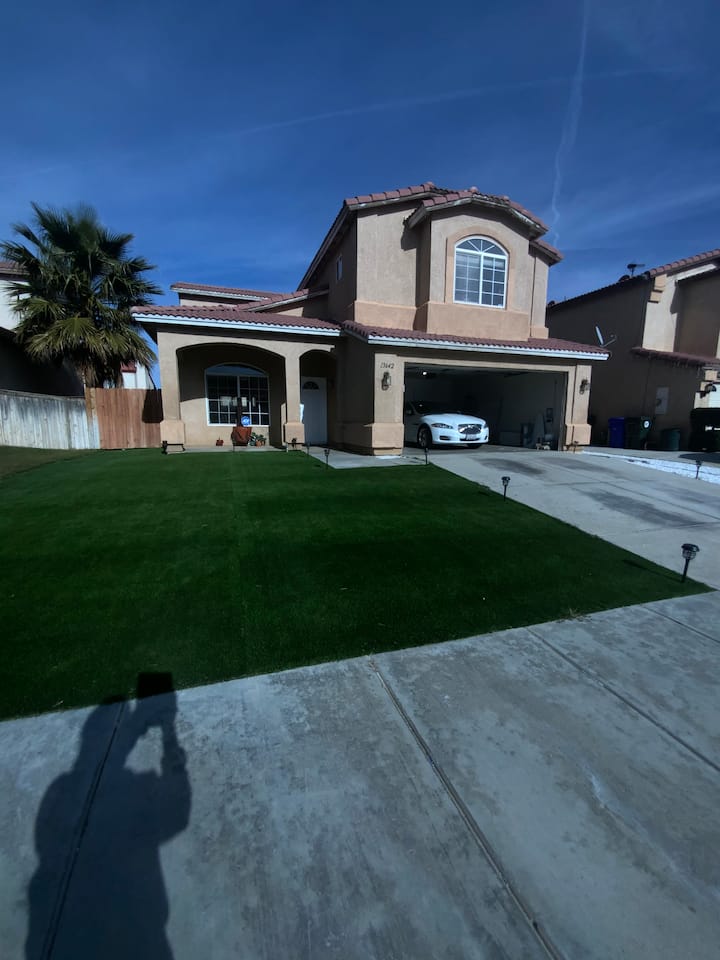 The Charming Retreat 4br Home | Bbq & Fireplace. - Victorville, CA