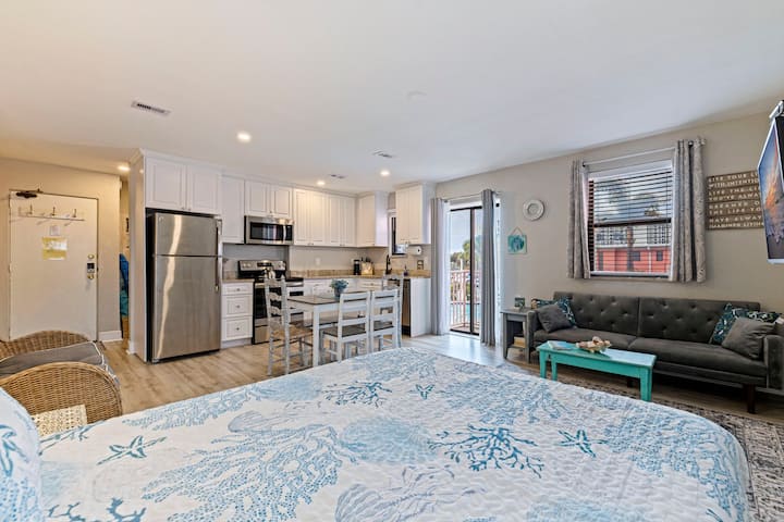 Gulf And Pool View - Upham Beach Studio Condo - St. Pete Beach, FL