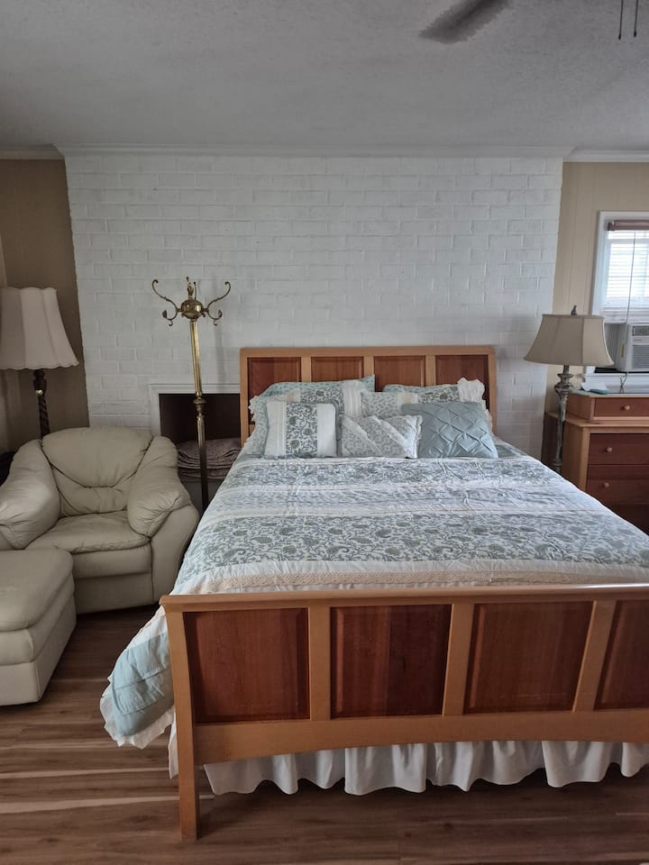 Walk 2 1/2 Blocks To Beach, Private Entrance - Virginia Beach, VA