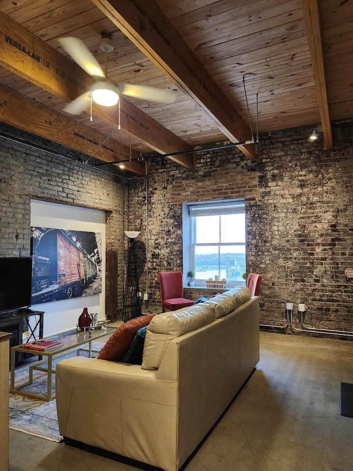 Downtown Memphis | Parking Included | River Views - Memphis, TN