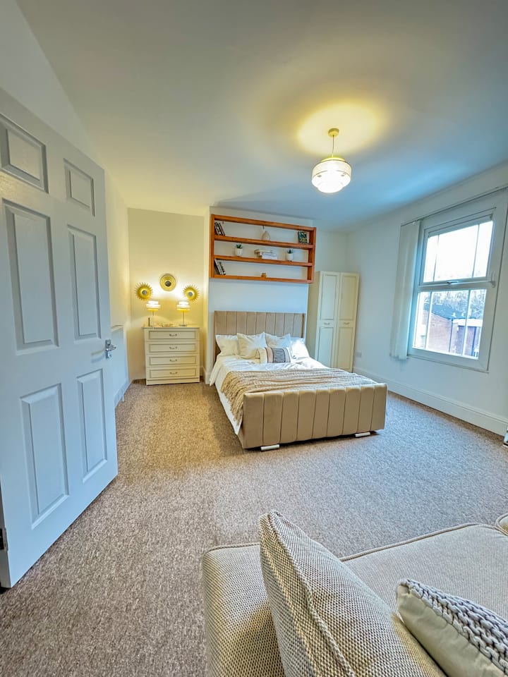 Double Bedroom In West Midlands Near City Center - Sutton Coldfield