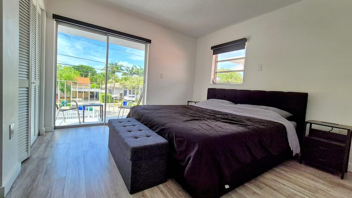 Cozy King Room W/ Balcony, 55" Tv & Private Bath - Miami International Airport (MIA)
