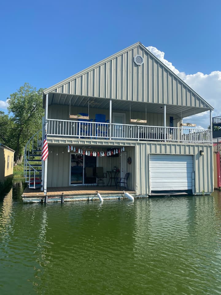 Beautiful Boathouse On Lake Lawtonka. - Lake Lawtonka, OK