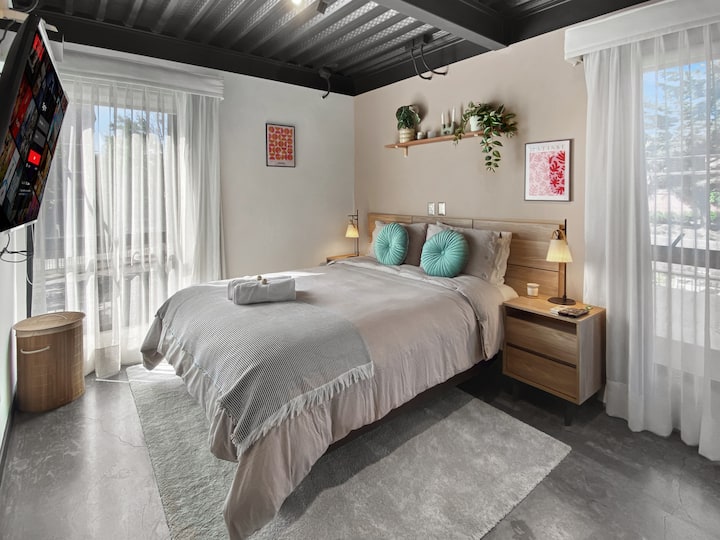 Amplio Estudio Con A/c, Balcón, Parrilla Y Vistas - Las Condes