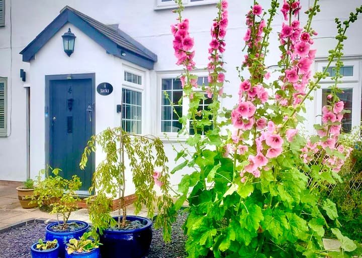 Romantic Period Cottage With Stunning Garden Views - West Midlands