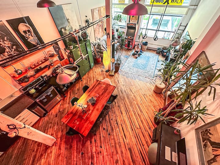 Urban Oasis: Zen Open Concept Artist Loft - Toronto