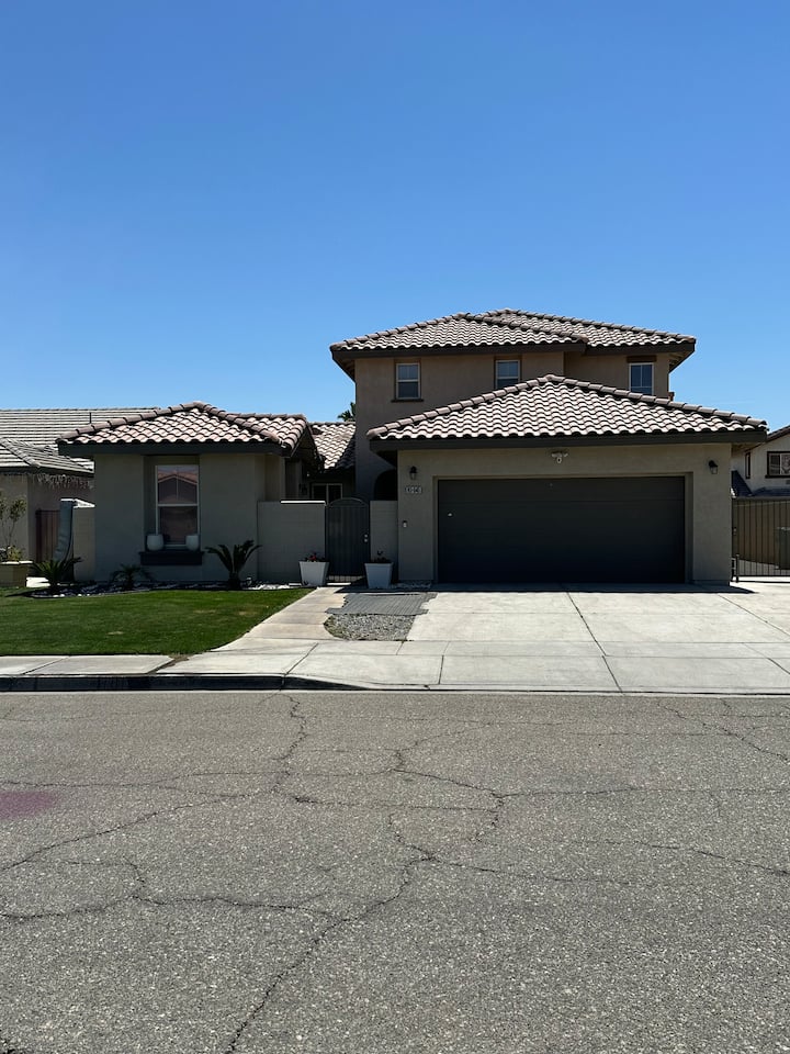 Cheerful 4 Bedroom Home 2 Miles To Coachella Fest - 科切拉