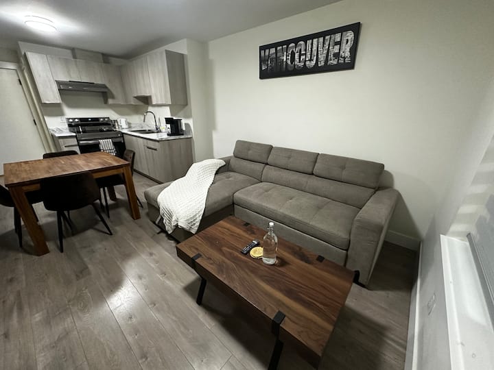 New & Spacious 2 Bedroom - Heart Of Cloverdale - Surrey