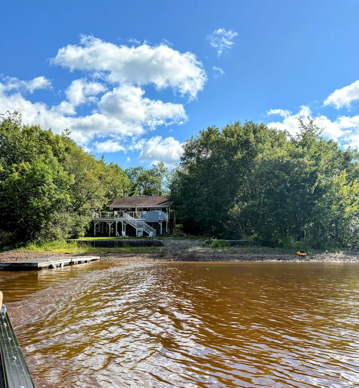 Lakefront Escape With Hot Tub And Outdoor Kitchen - Nouveau-Brunswick