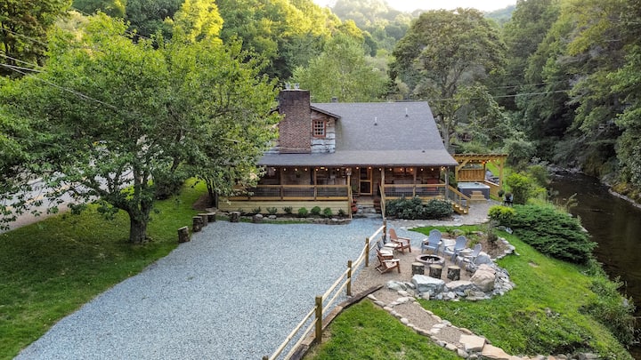 Riverside Lodge Sleeps 10. - Boone, NC