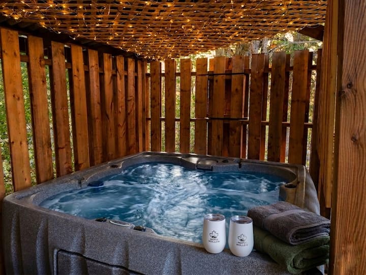 Hot Tub Suite Near Hopewell & Fundy National Park - New Brunswick