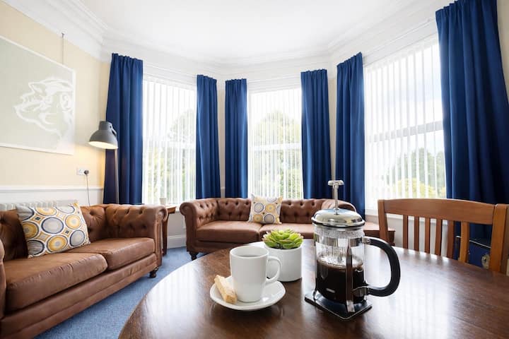 Luxury 2 Bed 2 Bathroom Apartment & Heated Pool - Torquay
