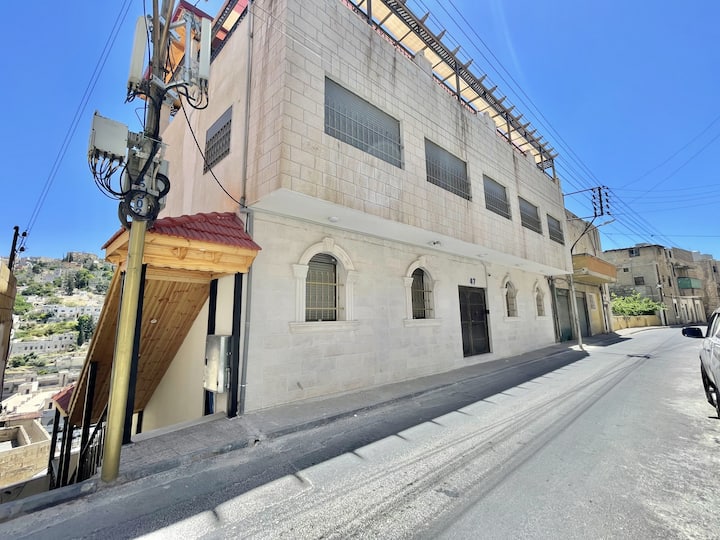 Central Huge 4 Bedroom Apt. | 4 Bathrooms Walkable - Jordan