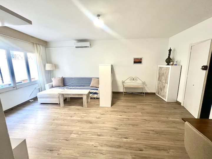 Piso Céntrico Y Reformado A 70 Metros De La Playa - Roses