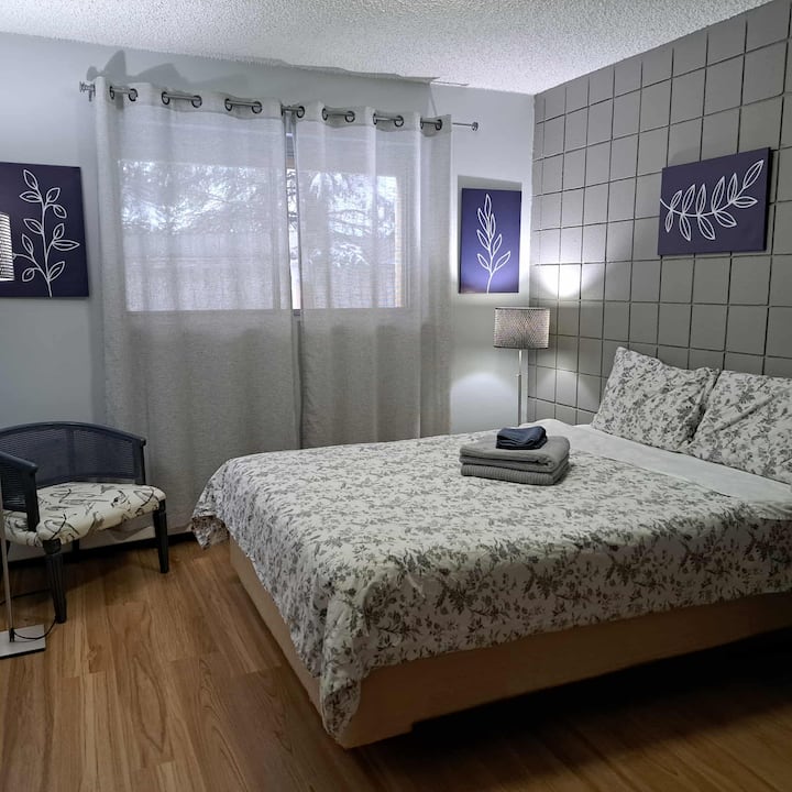 Super Close Ctrain, Private Room - Calgary