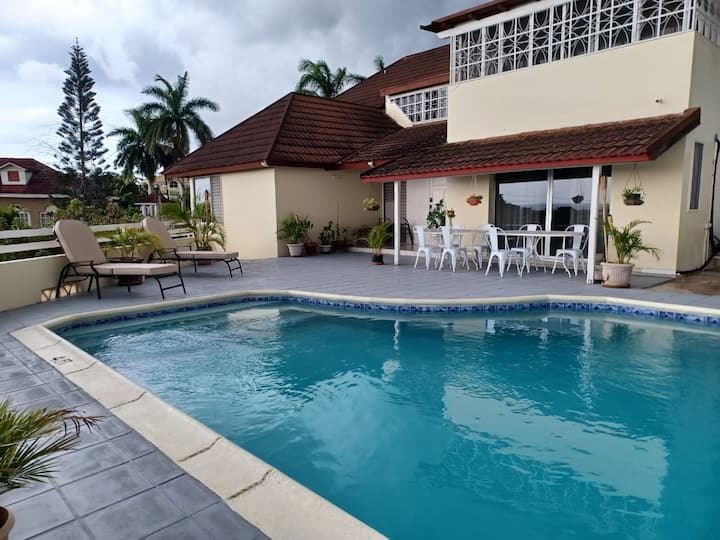 Cheerful 6-bedroom Villa With Ocean Views And Pool - Montego Bay