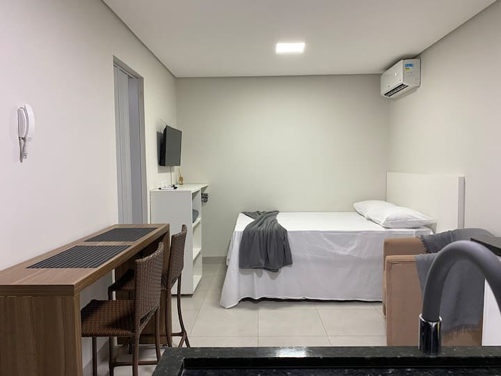 Studio Pequeno Em Condomínio Próximo Ao Centro - Campo Grande