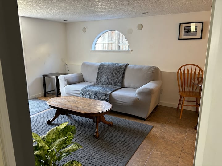 Uptown/mayfair Area, 1.5 Bedrooms - Victoria