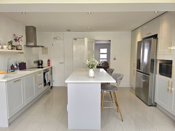 Beautiful Modern Spacious House (+ Garden & Drive) - London