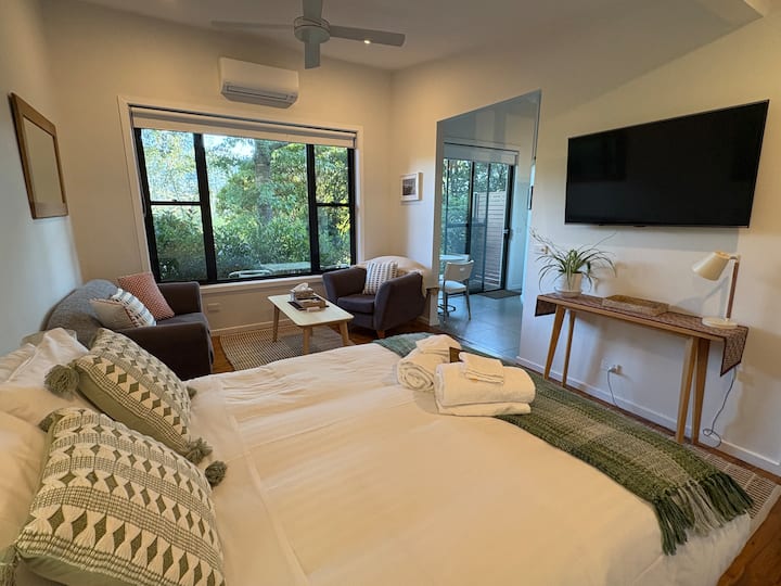 Kick Back And Relax In This Calm, Stylish Space. - ブライト
