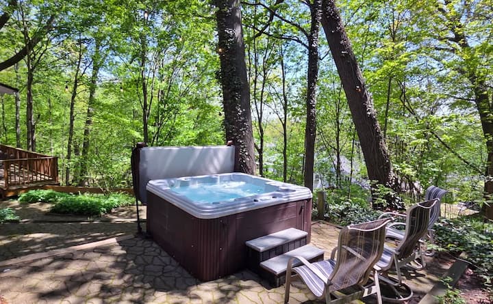 Pleasant Memories: Hot Tub, Downtown Saugatuck - Saugatuck, MI