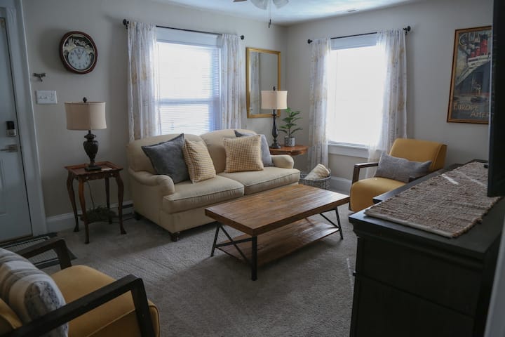 The Cozy Cottage Two Bedroom, King Bed House - Chesapeake, VA