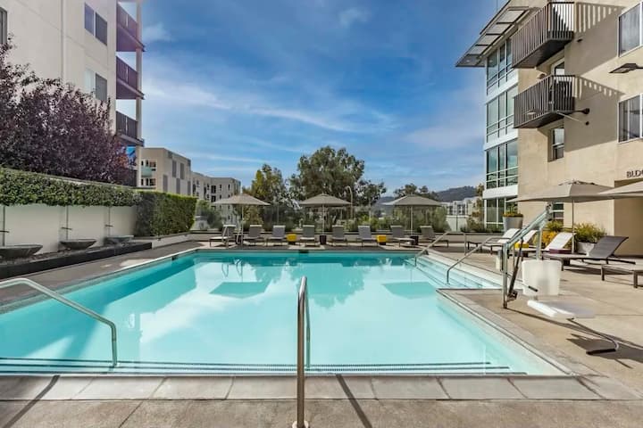 Modern 2br Glendale Condo With Pool&gym - 格蘭岱爾