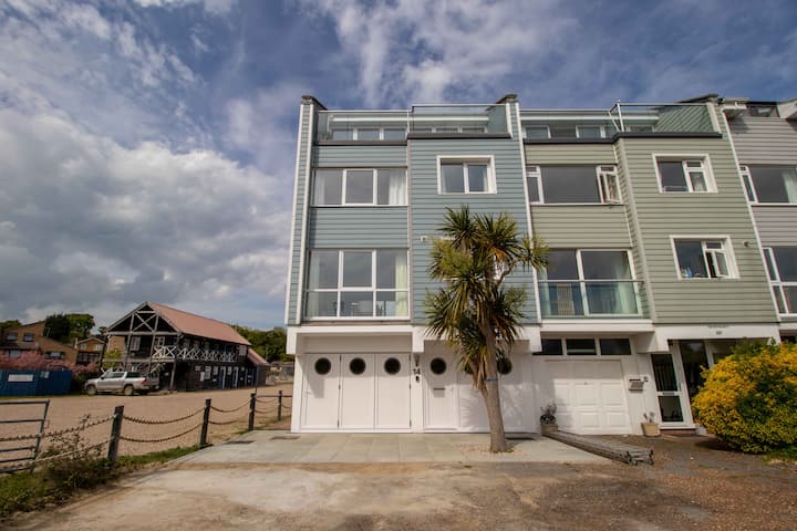 4 Bed Spacious Water-side Home, Sensational Views - ワイト島