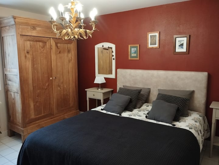 Petit Appartement Au Rez De Jardin D'un Pavillon - Laval, France