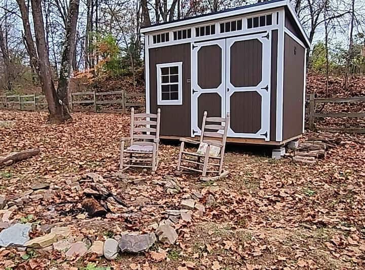 Farm Stay Glamp Camp Tiny House. Neyland Smokies. - Knoxville, TN