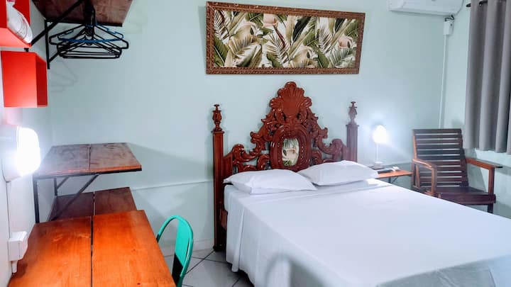 Casa Rústica -Quit. 08, Térreo. Cidade Jardim. - Goiânia