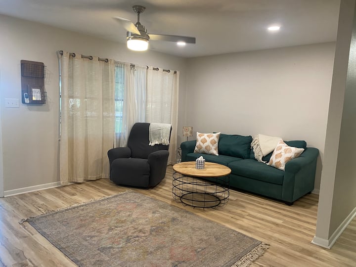 Quiet 2 Bedroom Home In Safe Neighborhood - Nederland, TX